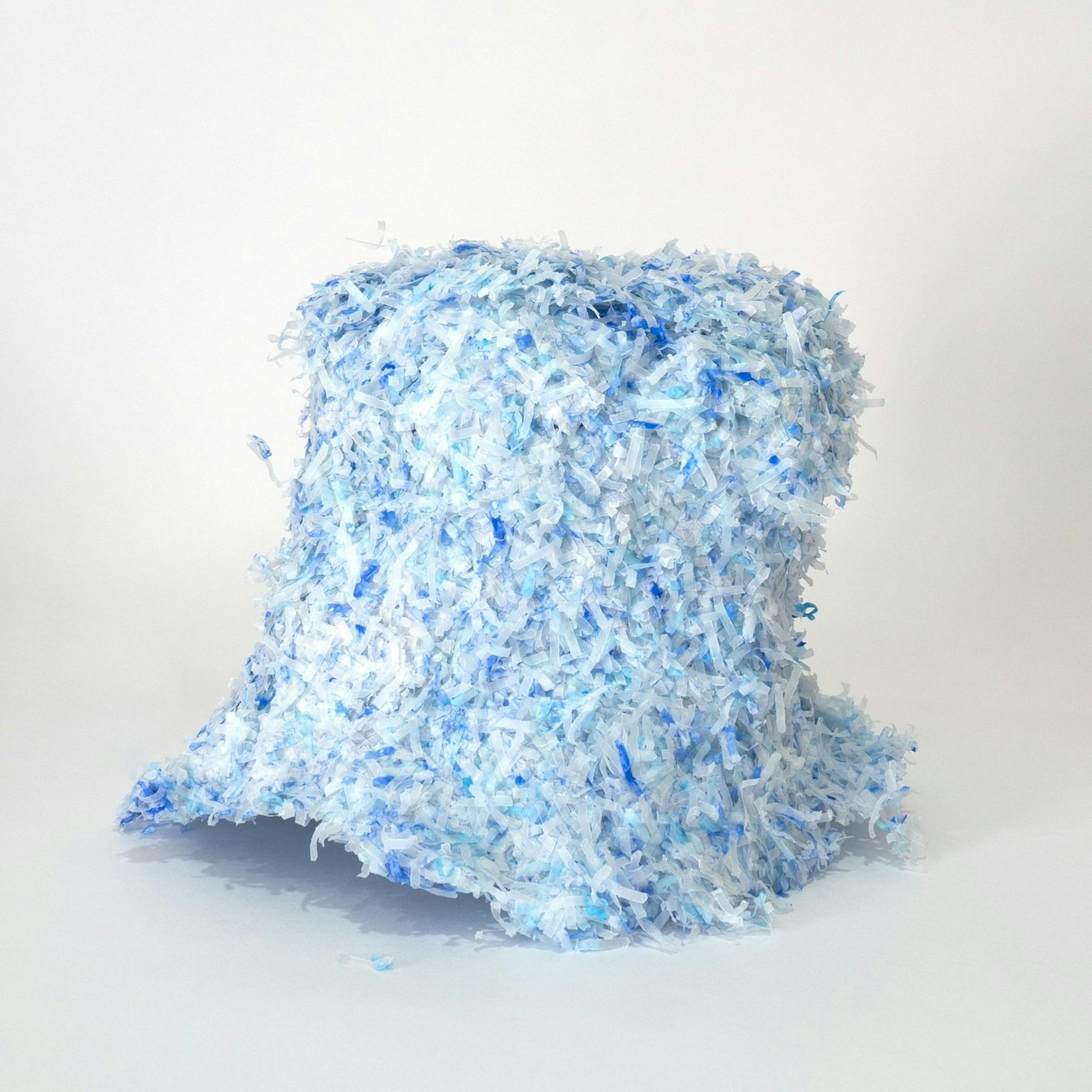 【シュレッダーハット】 シュレッダーで刻まれた紙からできた帽子。シュレッダーの役割は紙を細かく裁断し、情報を隠すという機能的な役割を中心として ...